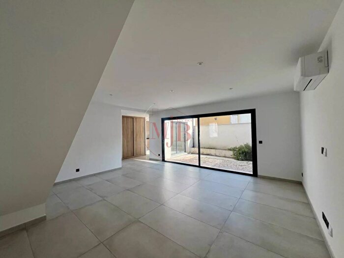 Appartement à louer - Saint-Étienne-du-Grès - 3 pièces - 2 chambres