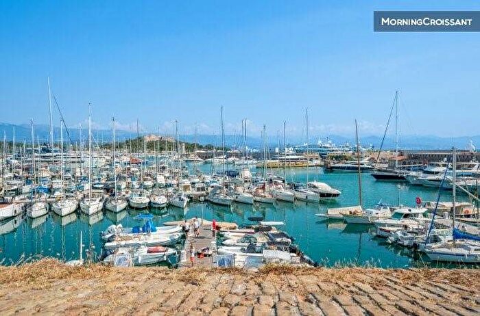 Appartement à louer - Vieille Ville, Antibes - 1 pièce