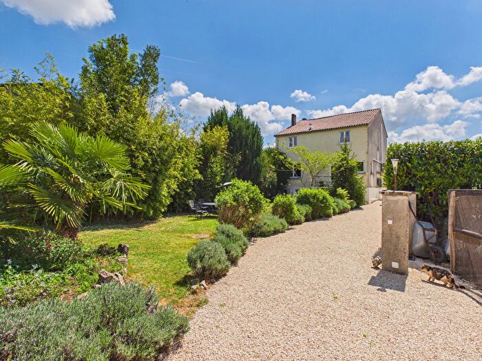Maison 10 pièces à vendre à Champagne-Mouton