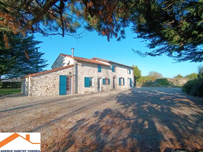 Maison à vendre - Saint-Denis-la-Chevasse - 6 pièces - 4 chambres