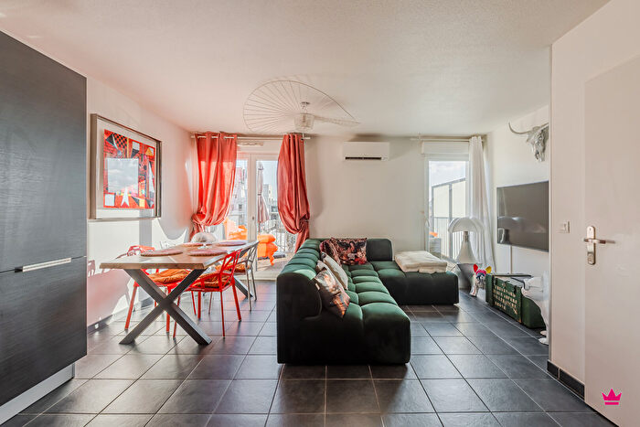 Appartement à vendre - Vaulx-en-Velin, Village - 4 pièces - 3 chambres