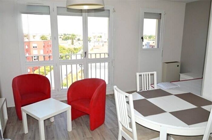 Appartement à louer - Centre Ouest, Saint-Julien-les-Villas - 1 pièce