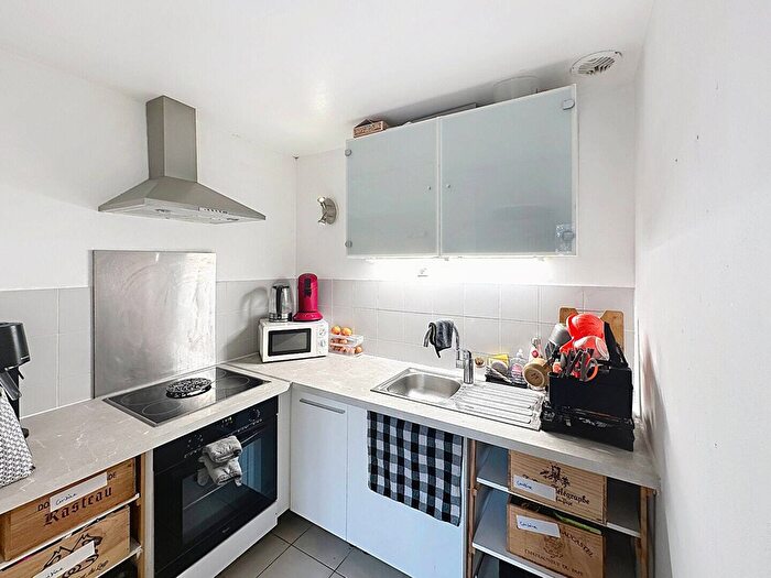 Appartement à louer - Charbonnières-Montagnié, Villeneuve-lès-Avignon - 2 pièces - 1 chambre