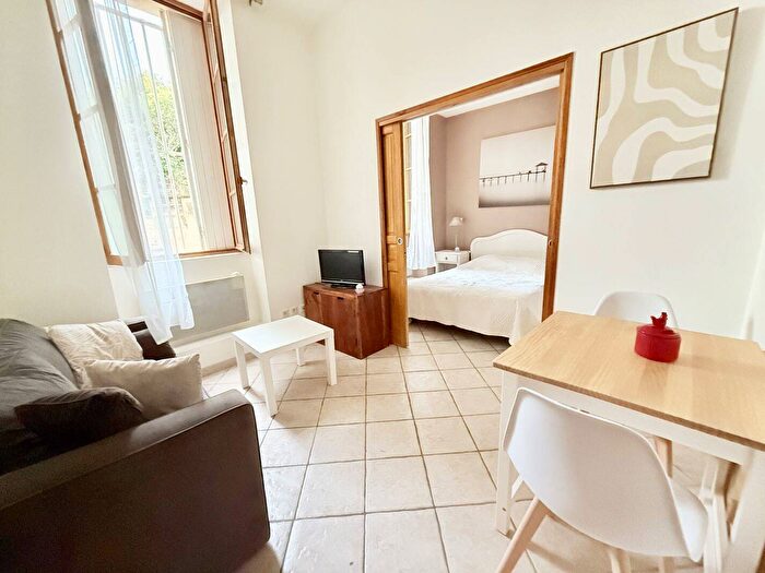 Appartement à louer - Roquemaure - 2 pièces - 1 chambre