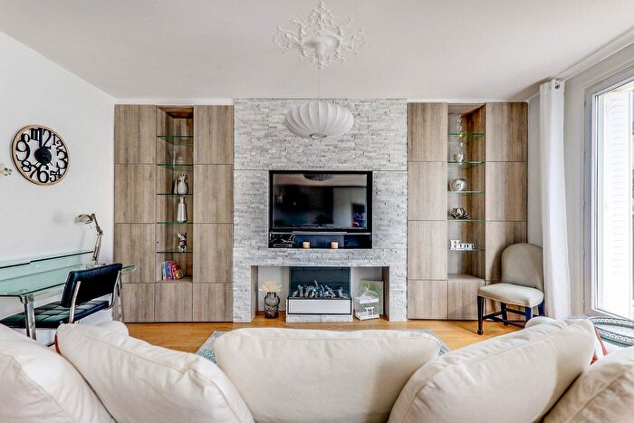 Appartement à louer - Chaillot, Paris ème arrondissement - 3 pièces - 2 chambres