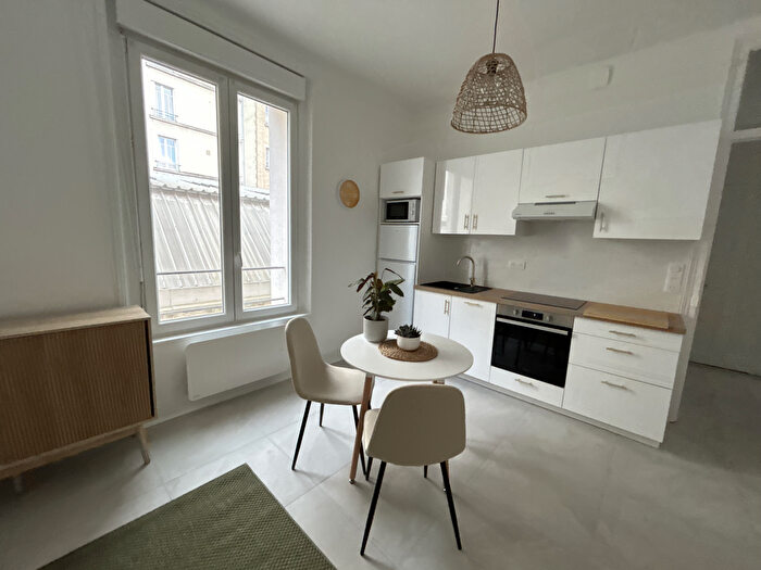 Appartement à louer - Reims, Centre-ville - 3 pièces - 2 chambres