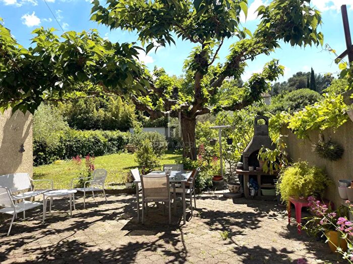 Maison à vendre - Saint-Étienne-du-Grès - 5 pièces - 3 chambres