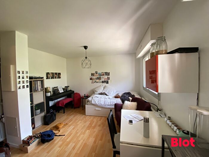 Appartement à louer - Quartiers Centre, Colombier - 1 pièce - 1 chambre