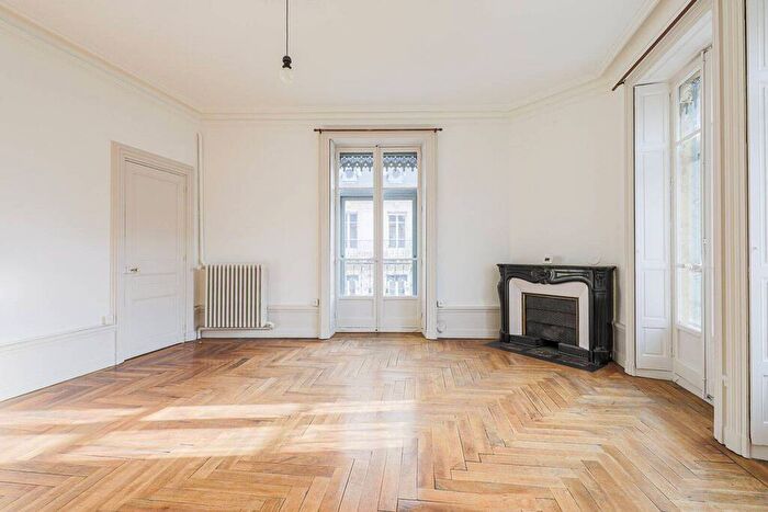 Appartement à louer - Grenoble, Centre-ville - 4 pièces - 3 chambres