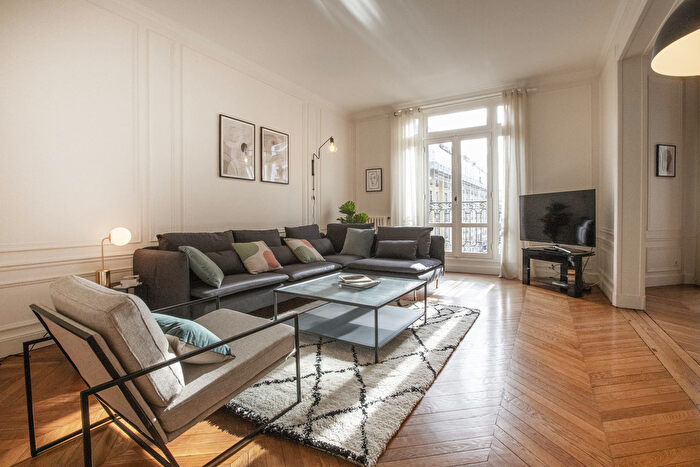 Appartement à louer - Paris e , Champ de Mars - 5 pièces - 3 chambres