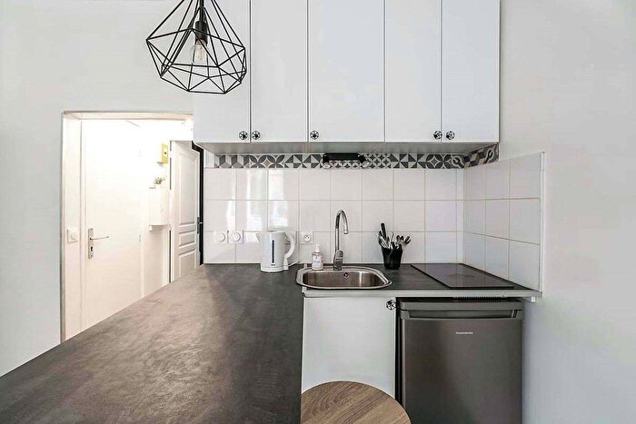 Appartement à louer - La Fourche-Guy Môquet, Paris ème arrondissement - 1 pièce