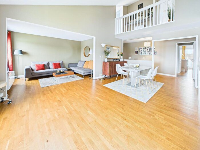 Appartement à vendre - Courcouronnes - 6 pièces - 4 chambres