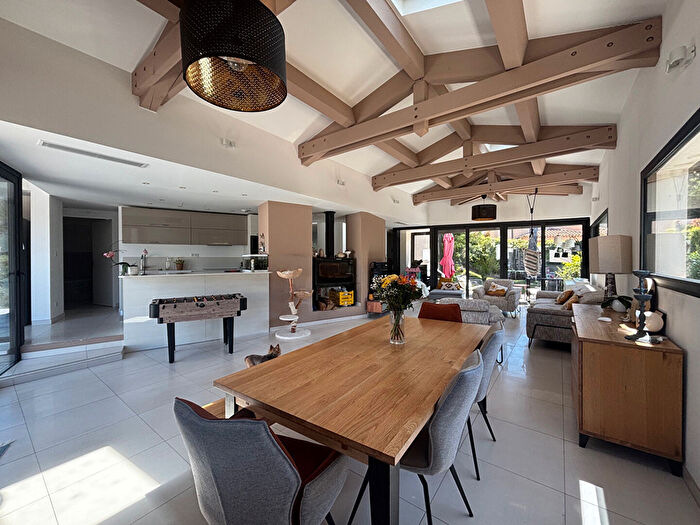 Maison à vendre - Cabriès - 10 pièces - 4 chambres