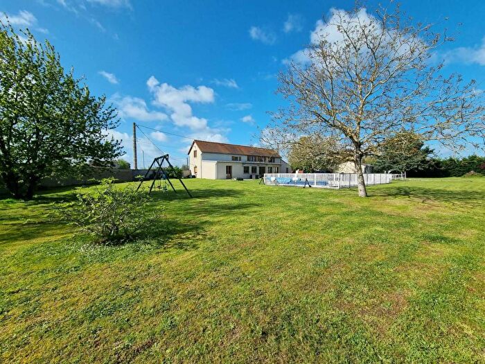 Maison à vendre - Thuré - 8 pièces - 6 chambres