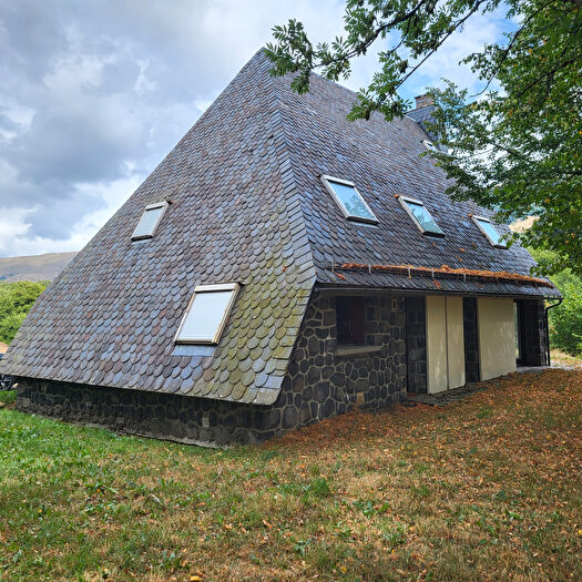 Maison à vendre - Le Claux - 8 pièces - 4 chambres