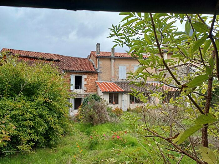 Maison à vendre - Montboyer - 8 pièces - 6 chambres