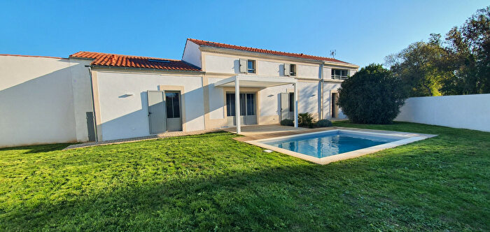 Maison à vendre - Saint-Laurent-de-la-Prée - 6 pièces - 4 chambres