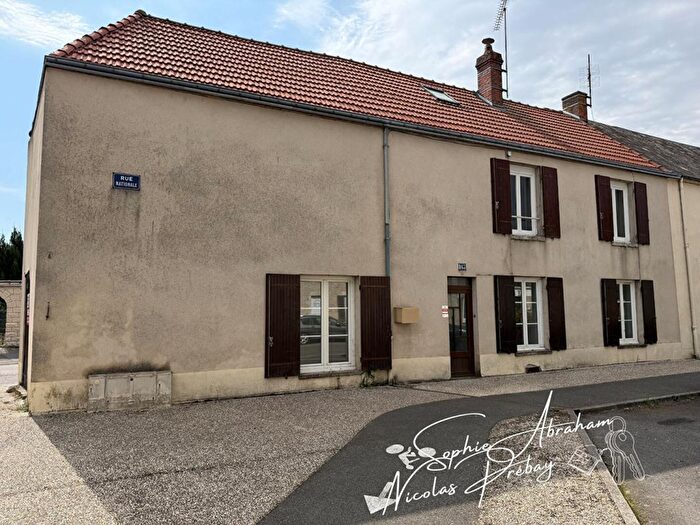 Maison 5 pièces à Toury, à vendre