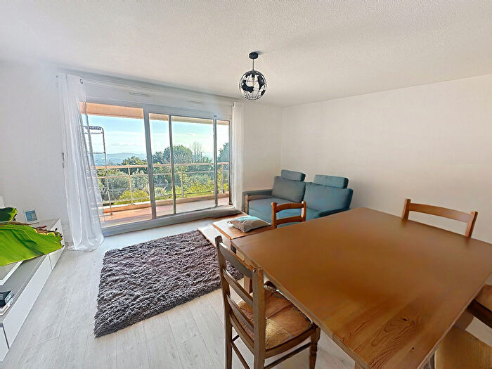 Appartement à louer - Grasse, Centre-ville Nord - 3 pièces - 2 chambres