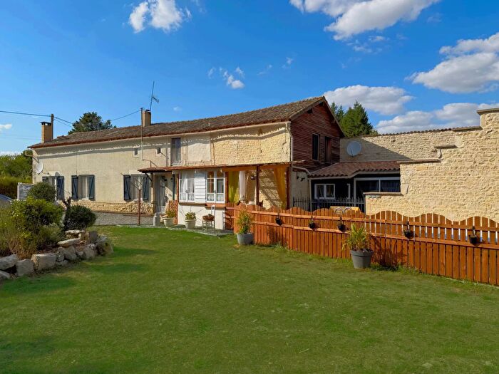 Maison à vendre - Chef-Boutonne - 8 pièces - 4 chambres