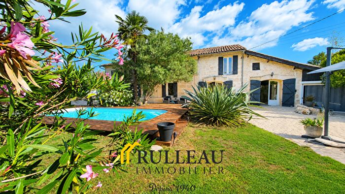 Prignac-et-Marcamps : Maison 9 pièces à vendre