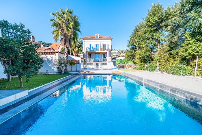 Maison à vendre - Vallauris, Golfe Juan, Vieux Port - 7 pièces - 4 chambres