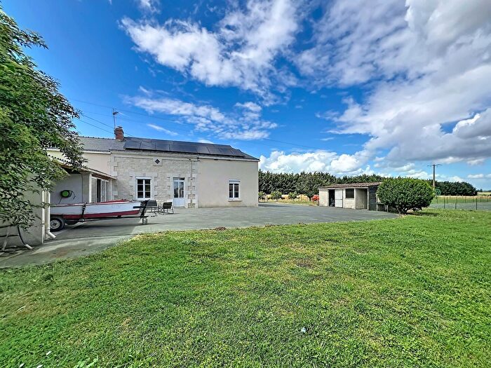 Saint-Macaire-du-Bois : Maison 5 pièces à vendre