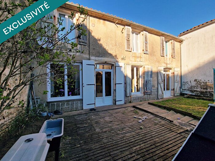 Maison à vendre - Nalliers - 9 pièces - 6 chambres