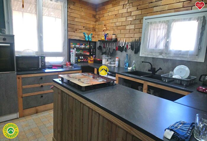 Maison à vendre - Saint-Amand-Montrond - 4 pièces - 3 chambres