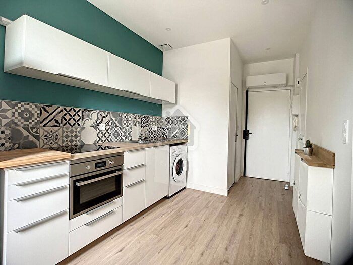 Appartement à louer - Campagne, Sénas - 2 pièces - 1 chambre