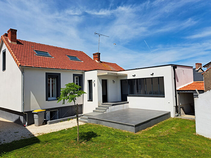 Challans, Centre-ville : Maison 9 pièces à louer