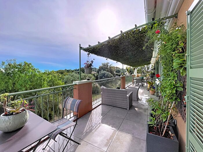 Appartement à vendre - Roquefort-les-Pins - 4 pièces - 2 chambres