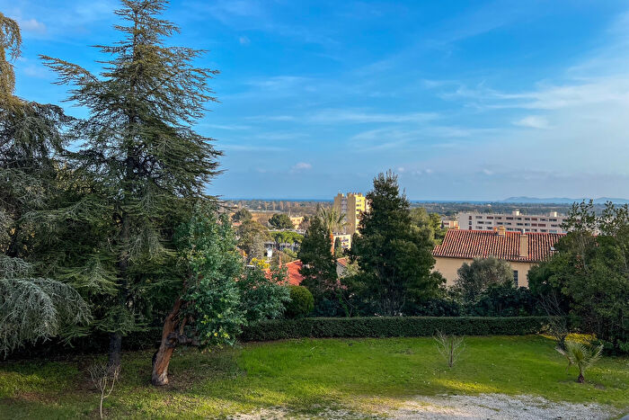 Maison à vendre - Hyères, Pyanet - 15 pièces - 10 chambres