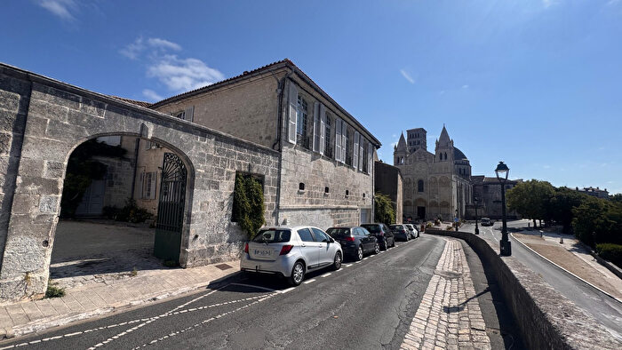 Maison 9 pièces à Angoulême, à vendre