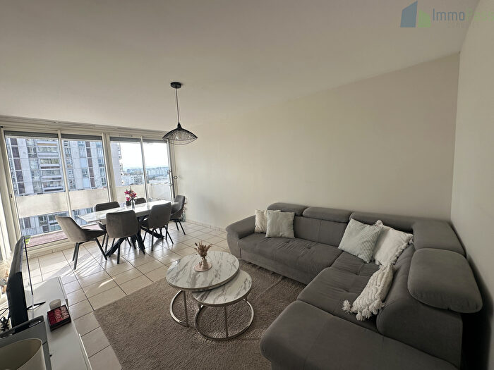 Appartement à vendre - Bron, Bron Piscine, Le Lessivas - 2 pièces - 1 chambre