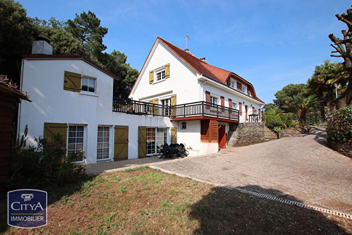 Maison à vendre - Saint-Michel-Chef-Chef - 13 pièces - 9 chambres