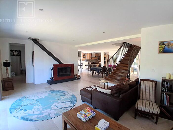 Maison 11 pièces à Condat-sur-Trincou, à vendre