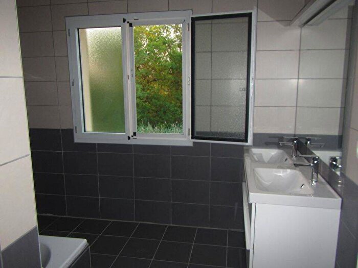 Chesnes-Fallavier-Les Moines-Montjay, Saint-Quentin-Fallavier : Maison 4 pièces à louer