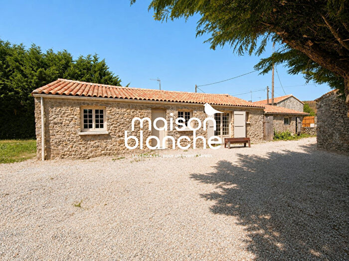 Maison 3 pièces à louer à Gourgé