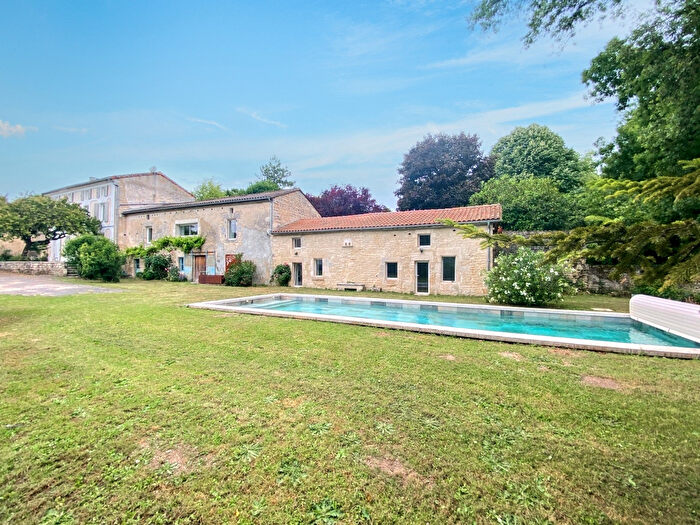 Maison à vendre - Douzat - 9 pièces - 6 chambres