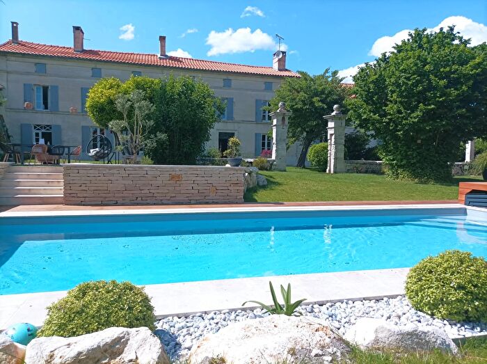 Maison 9 pièces à Péreuil, à vendre