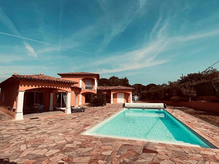 Maison à vendre - Roquebrune-sur-Argens, Les Fourques, Le Défens, Les Quatre Chemins - 5 pièces - 4 chambres