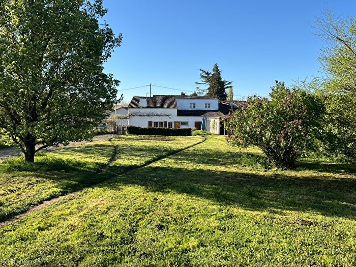 Maison à vendre - Voulême - 6 pièces - 5 chambres