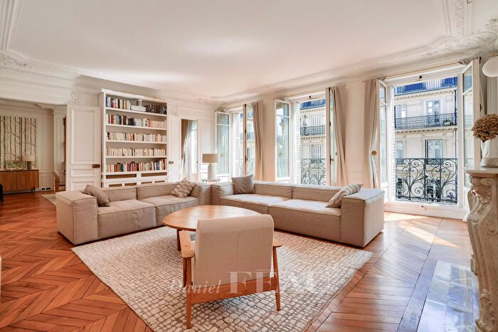 Appartement 6 pièces à Paris 8ème, Mairie, à louer