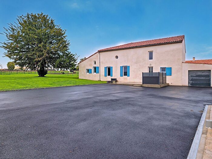 Maison à vendre - Saint-Ciers-du-Taillon - 7 pièces - 3 chambres