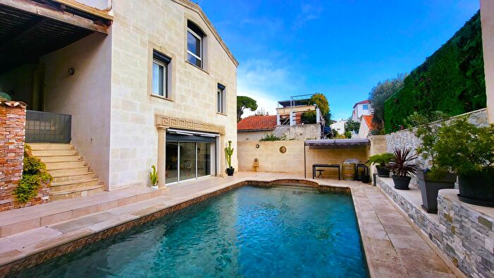 Maison à vendre - Marseille e , Saint-Henri - 7 pièces - 3 chambres