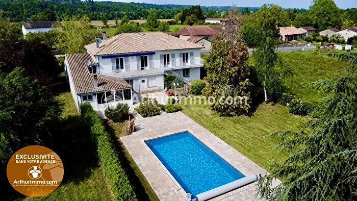 Maison 9 pièces à Neuvic, à vendre