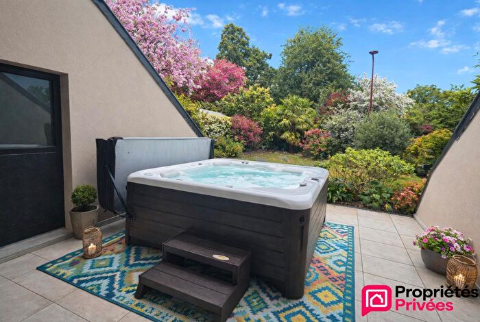 Maison à vendre - Saint-Hilaire-du-Harcouët - 9 pièces - 5 chambres