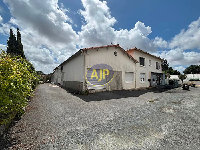 Maison à vendre - Lussant - 11 pièces - 4 chambres