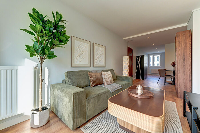 Villeurbanne, Doua : Appartement 5 pièces à louer